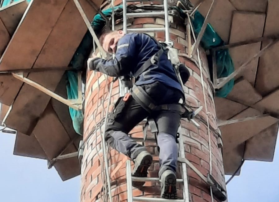 Wachter Ronald Stijf duikt in historie en restauratie schoorsteen ...